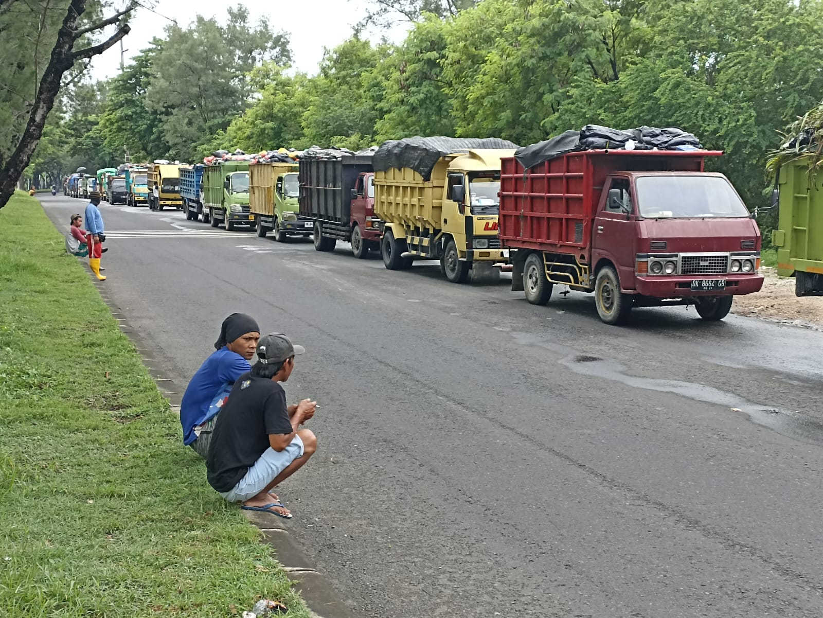 Antrean Panjang Truk Sampah ke TPA Suwung | Bali Tribune